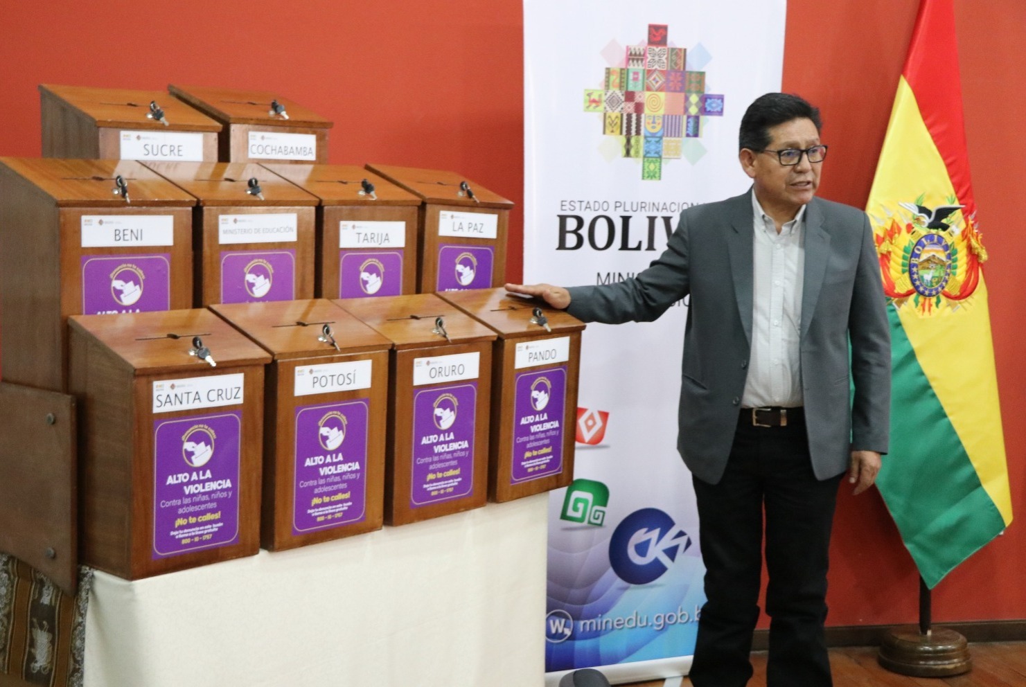 Ministerio de Educación habilita línea gratuita y buzones para recibir ...