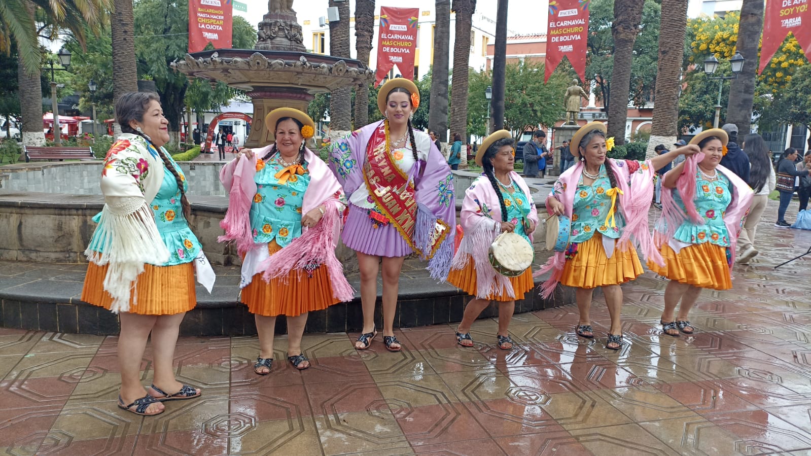 Brillo y tradición: gran Entrada de Comadres en la Avenida Integración ...
