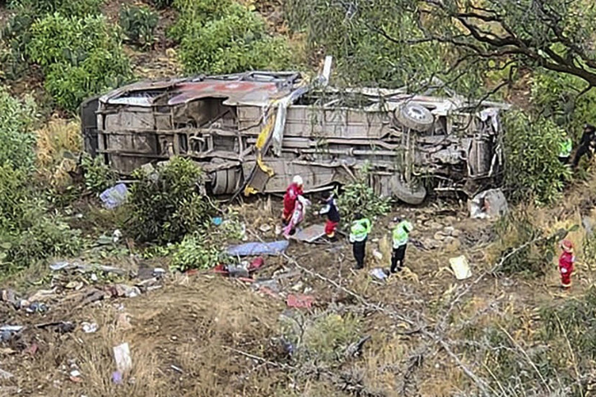 Perú: Bus que salió de Lima cae al abismo y deja más de 20 muertos y ...